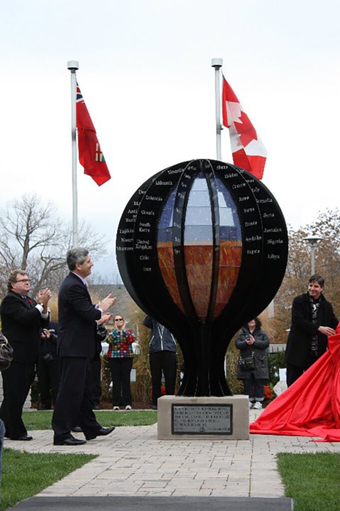 Banting House sculpture Canada | OBJETOS CON VIDRIO