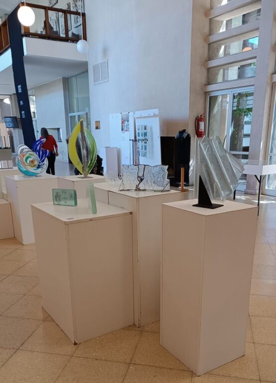 Exposición Vidrio.UY en la Facultad de Arquitectura Diseño y Urbanismo ...