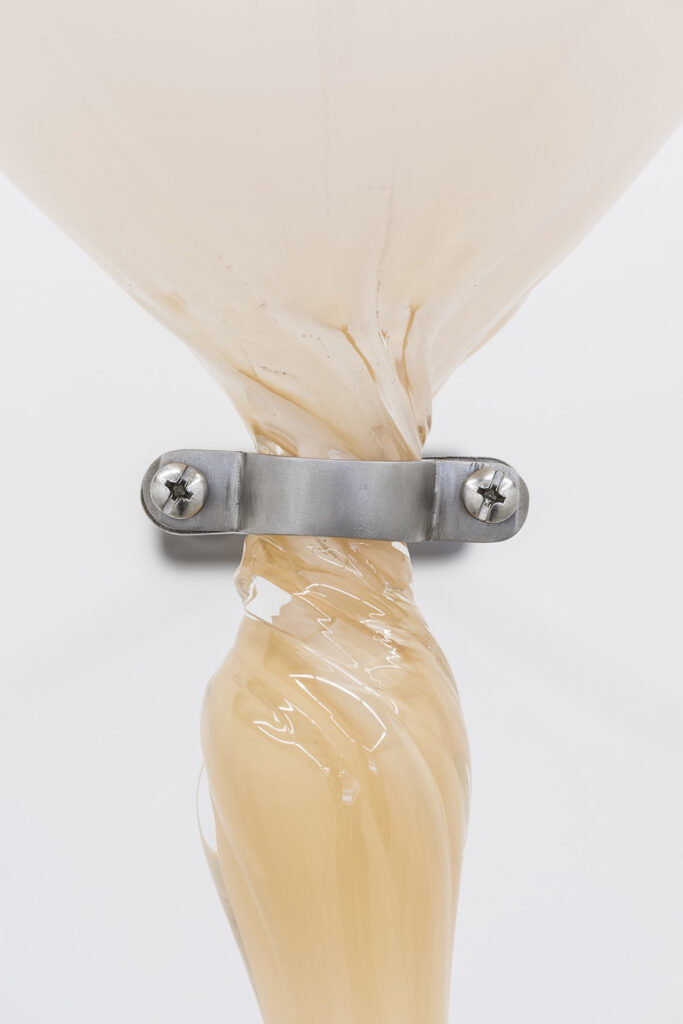 La Escultora de la Fragilidad Humana: Ivana BašićOBJETOS CON VIDRIO