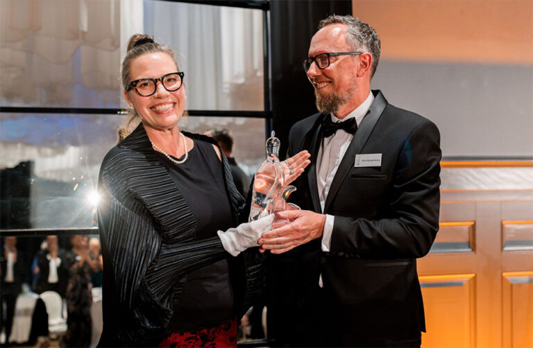 Karen LaMonte: Reconocimiento como Glass Person of the Year 2024OBJETOS ...